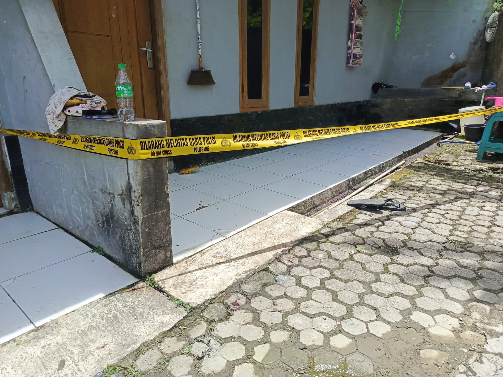 Remaja Luka Bacok Ditemukan Tergeletak di Kontrakan Leuwisadeng ...